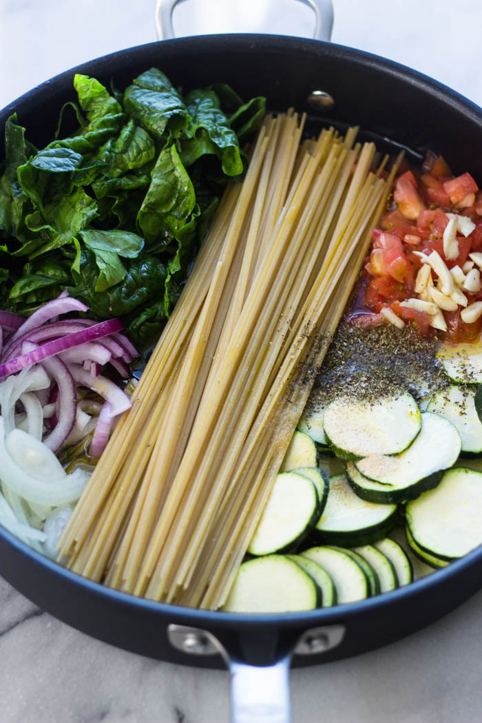 Quick One Pan Spinach and Zucchini Pasta (10 minutes, Vegetarian ...