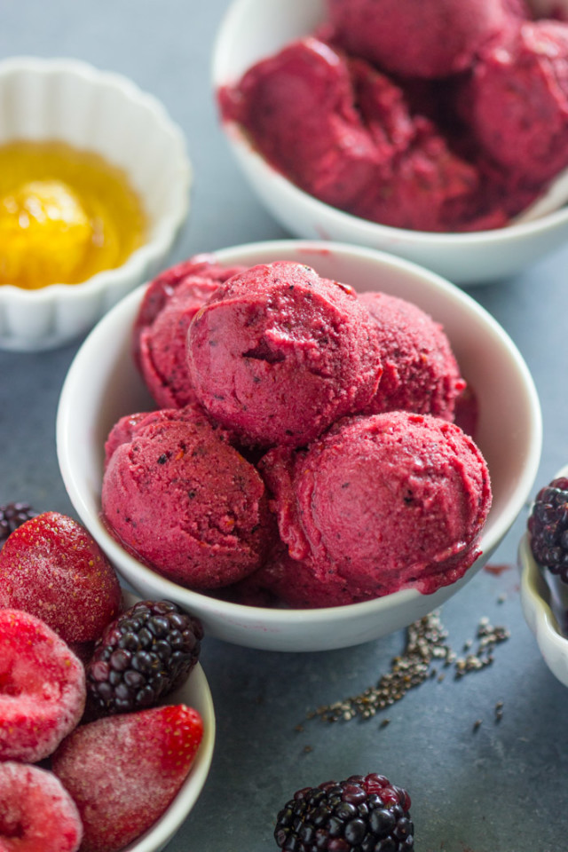 Healthy 5 Minute Berry Frozen Yogurt | Gimme Delicious